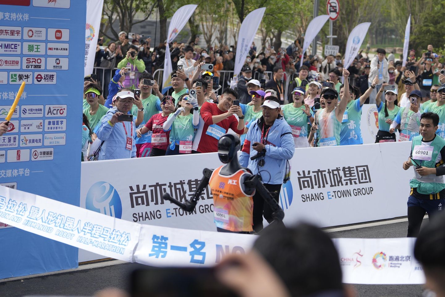 Robots Make History by Running Chinese Half-Marathon Alongside Humans